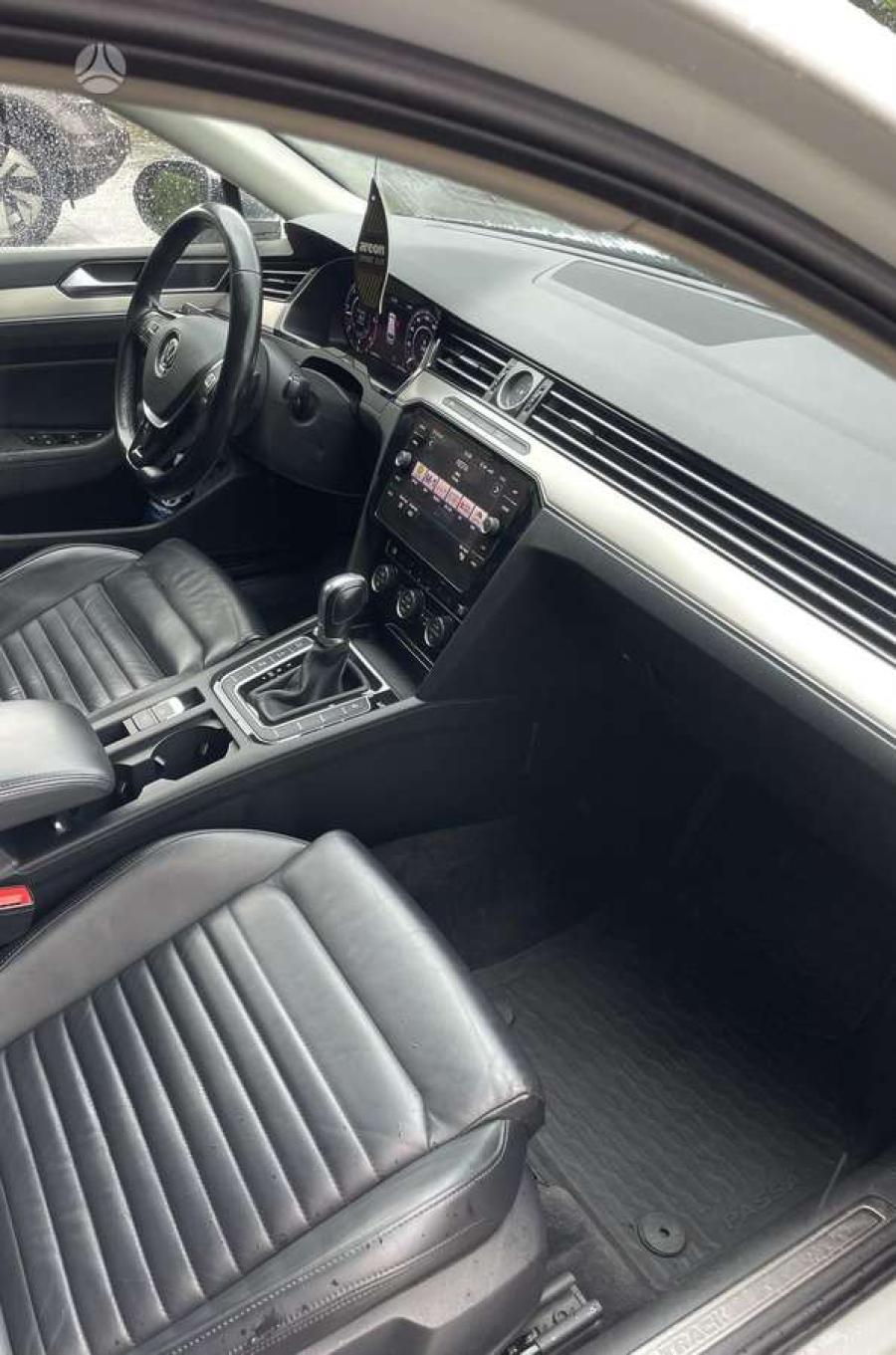 White Volkswagen Passat Alltrack 2017 in Kaunas, with an engine capacity of 2.00 L and mileage of 278 thousand km for 14300 €, photo 25 on AUTOMOTO.COM.LV