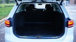 White Volkswagen Passat Alltrack 2017 in Riga, with an engine capacity of 2.00 L and mileage of 325 thousand km for 11500 €, photo 29 on AUTOMOTO.COM.LV
