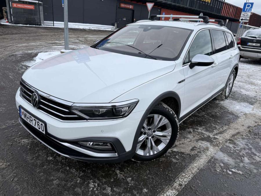 White Volkswagen Passat Alltrack 2018 in Vilnius, with an engine capacity of 2.00 L and mileage of 150 thousand km for 16500 €, photo 1 on AUTOMOTO.COM.LV