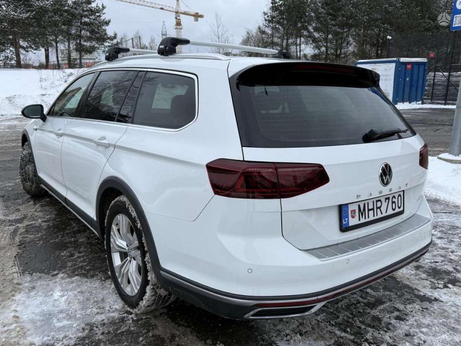White Volkswagen Passat Alltrack 2018 in Vilnius, with an engine capacity of 2.00 L and mileage of 150 thousand km for 16500 €, photo 3 on AUTOMOTO.COM.LV