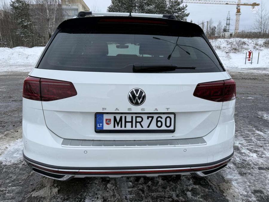 White Volkswagen Passat Alltrack 2018 in Vilnius, with an engine capacity of 2.00 L and mileage of 150 thousand km for 16500 €, photo 4 on AUTOMOTO.COM.LV