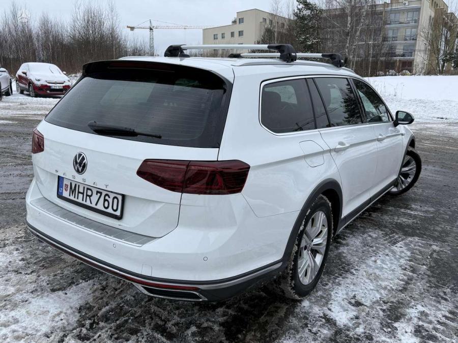 White Volkswagen Passat Alltrack 2018 in Vilnius, with an engine capacity of 2.00 L and mileage of 150 thousand km for 16500 €, photo 5 on AUTOMOTO.COM.LV