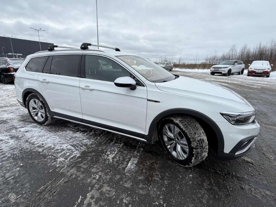 White Volkswagen Passat Alltrack 2018 in Vilnius, with an engine capacity of 2.00 L and mileage of 150 thousand km for 16500 €, photo 7 on AUTOMOTO.COM.LV
