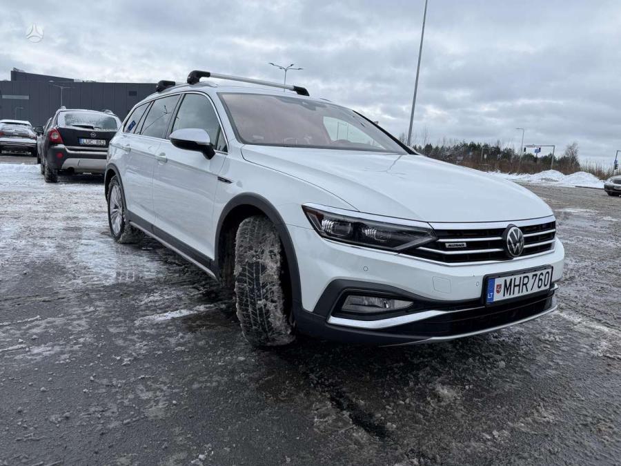 White Volkswagen Passat Alltrack 2018 in Vilnius, with an engine capacity of 2.00 L and mileage of 150 thousand km for 16500 €, photo 8 on AUTOMOTO.COM.LV