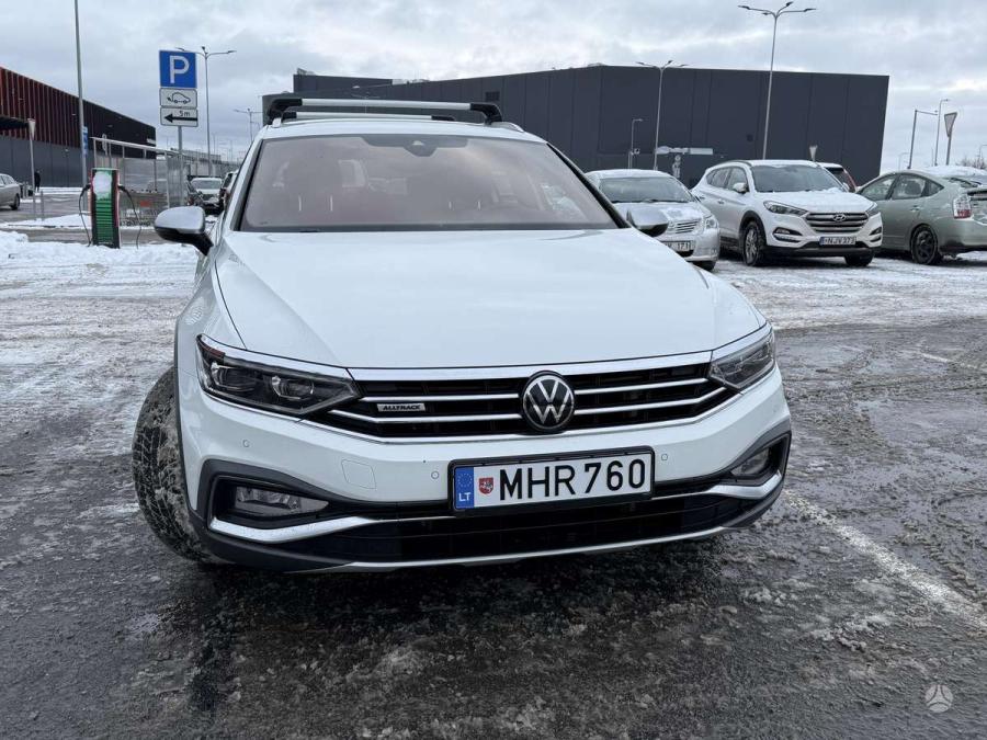 White Volkswagen Passat Alltrack 2018 in Vilnius, with an engine capacity of 2.00 L and mileage of 150 thousand km for 16500 €, photo 9 on AUTOMOTO.COM.LV