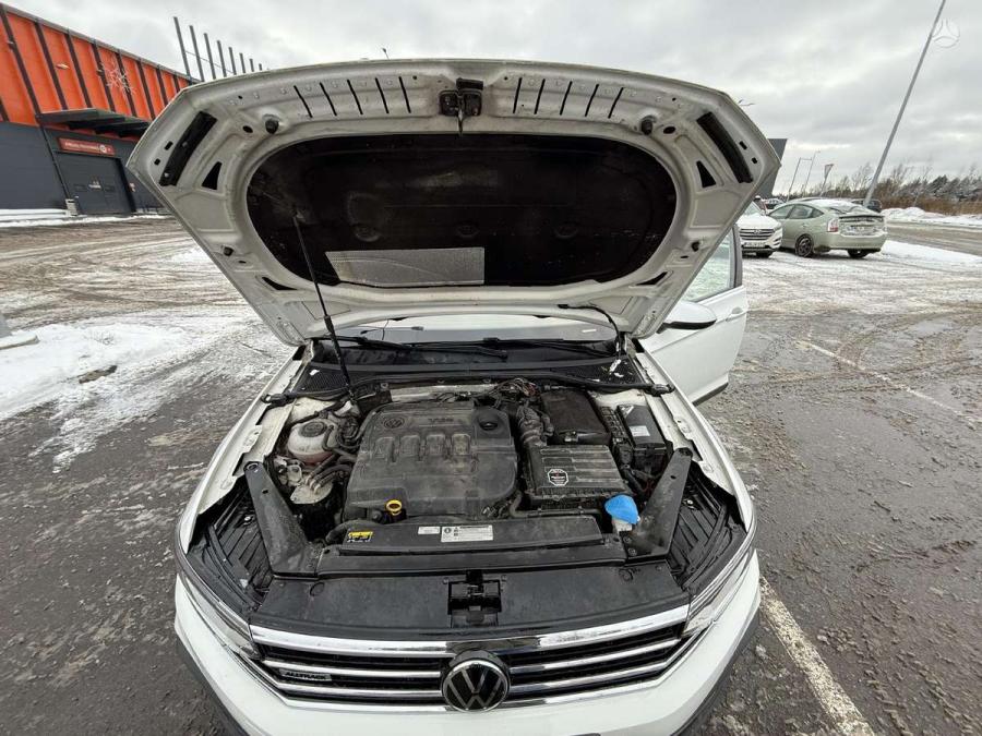 White Volkswagen Passat Alltrack 2018 in Vilnius, with an engine capacity of 2.00 L and mileage of 150 thousand km for 16500 €, photo 10 on AUTOMOTO.COM.LV