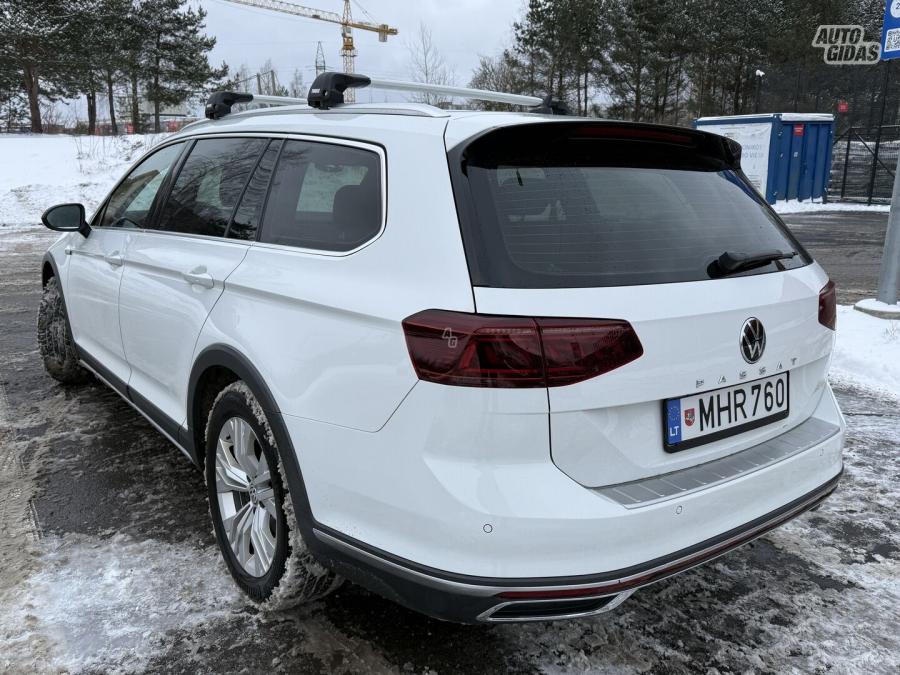 White Volkswagen Passat Alltrack 2018 in Vilnius, with an engine capacity of 2.00 L and mileage of 150 thousand km for 16350 €, photo 3 on AUTOMOTO.COM.LV