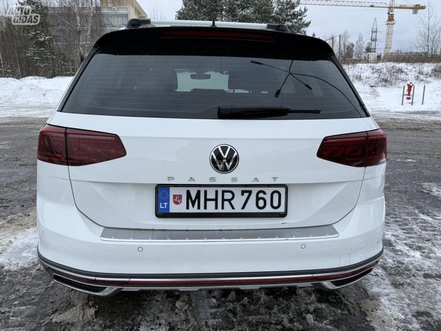 White Volkswagen Passat Alltrack 2018 in Vilnius, with an engine capacity of 2.00 L and mileage of 150 thousand km for 16350 €, photo 4 on AUTOMOTO.COM.LV