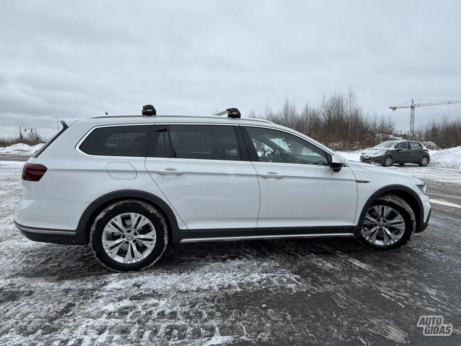 White Volkswagen Passat Alltrack 2018 in Vilnius, with an engine capacity of 2.00 L and mileage of 150 thousand km for 16350 €, photo 6 on AUTOMOTO.COM.LV