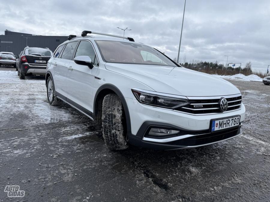 White Volkswagen Passat Alltrack 2018 in Vilnius, with an engine capacity of 2.00 L and mileage of 150 thousand km for 16350 €, photo 7 on AUTOMOTO.COM.LV