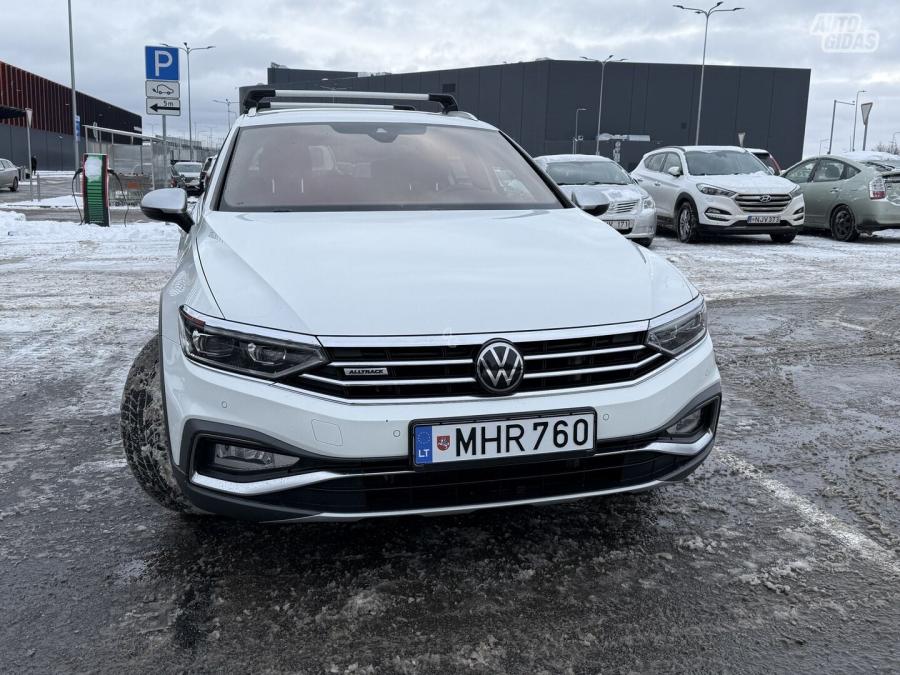 White Volkswagen Passat Alltrack 2018 in Vilnius, with an engine capacity of 2.00 L and mileage of 150 thousand km for 16350 €, photo 8 on AUTOMOTO.COM.LV