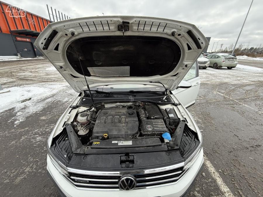 White Volkswagen Passat Alltrack 2018 in Vilnius, with an engine capacity of 2.00 L and mileage of 150 thousand km for 16350 €, photo 9 on AUTOMOTO.COM.LV
