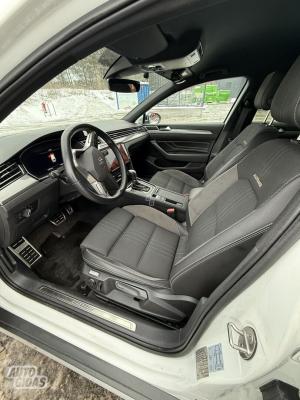 White Volkswagen Passat Alltrack 2018 in Vilnius, with an engine capacity of 2.00 L and mileage of 150 thousand km for 16350 €, photo 11 on AUTOMOTO.COM.LV