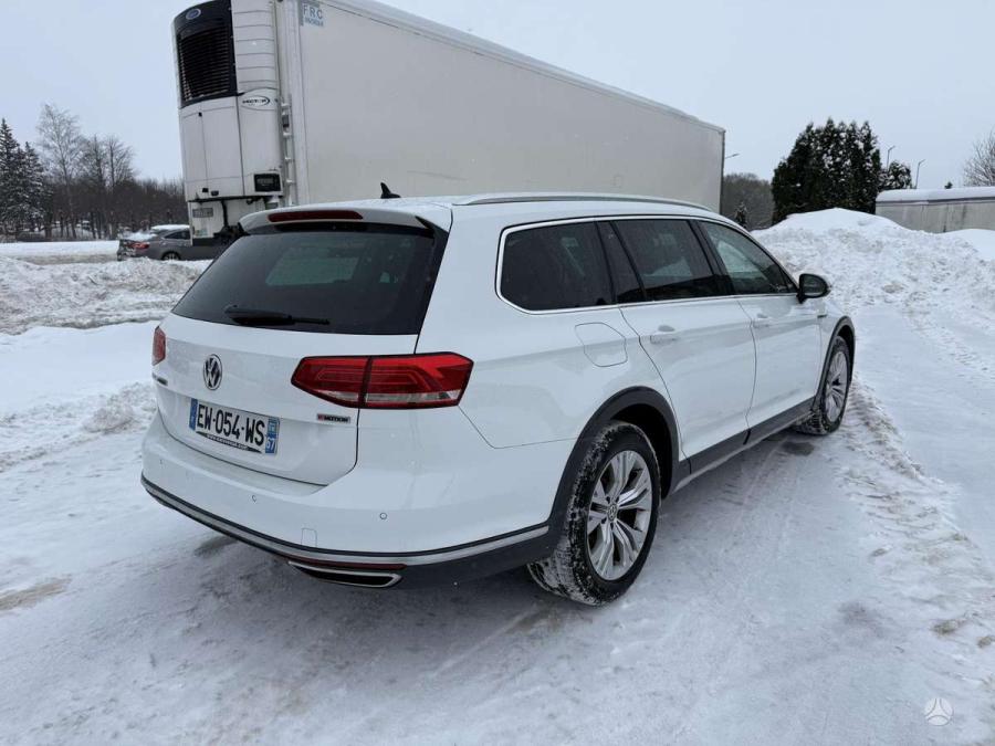 White Volkswagen Passat Alltrack 2018 in Taurage, with an engine capacity of 1.97 L and mileage of 295 thousand km for 11200 €, photo 5 on AUTOMOTO.COM.LV
