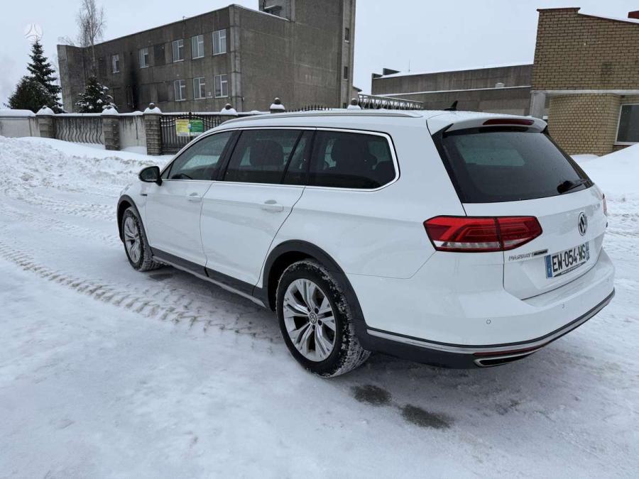 White Volkswagen Passat Alltrack 2018 in Taurage, with an engine capacity of 1.97 L and mileage of 295 thousand km for 11200 €, photo 7 on AUTOMOTO.COM.LV