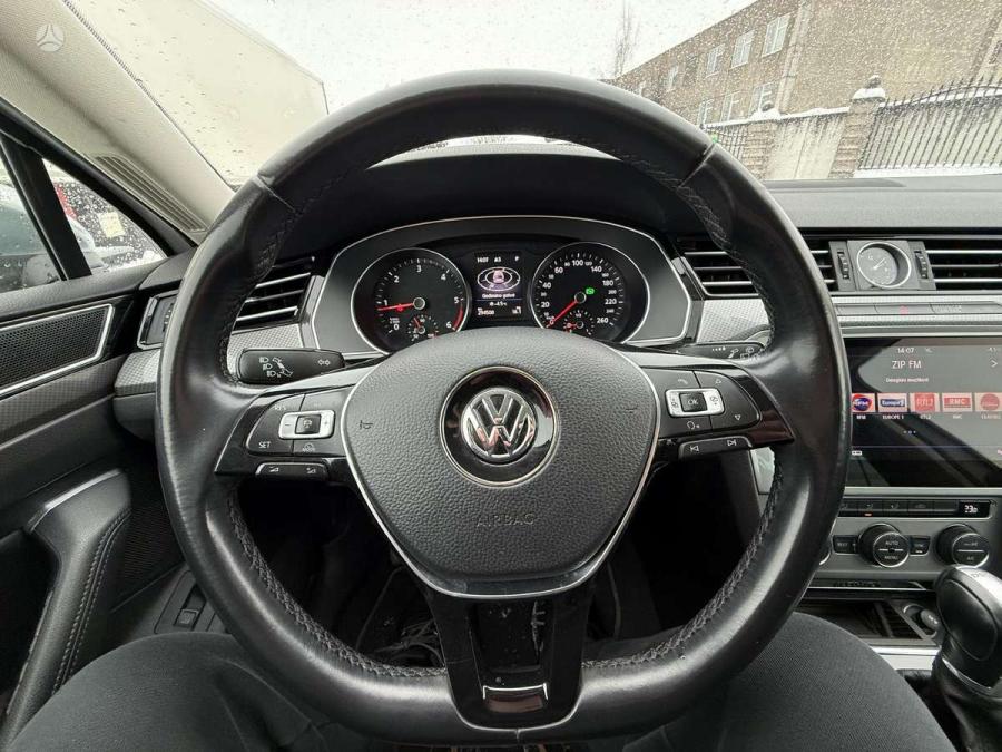 White Volkswagen Passat Alltrack 2018 in Taurage, with an engine capacity of 1.97 L and mileage of 295 thousand km for 11200 €, photo 15 on AUTOMOTO.COM.LV