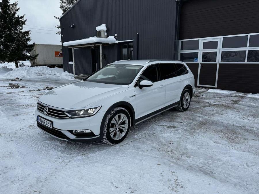 White Volkswagen Passat Alltrack 2018 in Rietavas, with an engine capacity of 2.00 L and mileage of 214 thousand km for 13000 €, photo 1 on AUTOMOTO.COM.LV