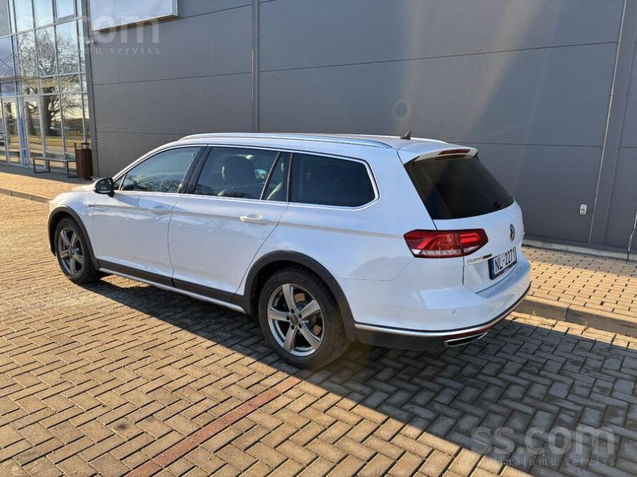 White Volkswagen Passat Alltrack 2019 in Riga, with an engine capacity of 2.00 L and mileage of 165 thousand km for 18500 €, photo 4 on AUTOMOTO.COM.LV