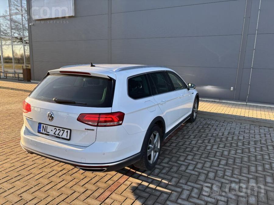 White Volkswagen Passat Alltrack 2019 in Riga, with an engine capacity of 2.00 L and mileage of 165 thousand km for 18500 €, photo 8 on AUTOMOTO.COM.LV