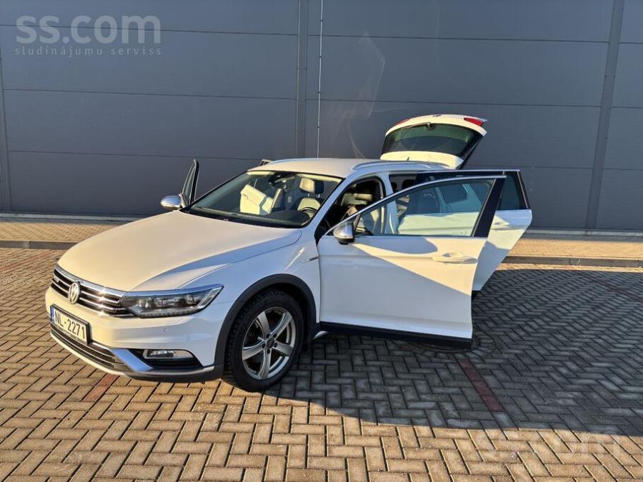 White Volkswagen Passat Alltrack 2019 in Riga, with an engine capacity of 2.00 L and mileage of 165 thousand km for 18500 €, photo 9 on AUTOMOTO.COM.LV