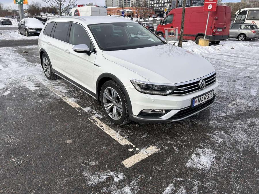 White Volkswagen Passat Alltrack 2019 in Vilnius, with an engine capacity of 2.00 L and mileage of 188 thousand km for 17500 €, photo 1 on AUTOMOTO.COM.LV