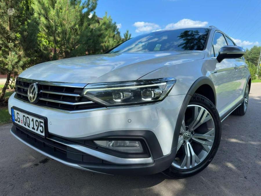 White Volkswagen Passat Alltrack 2020 in Vilnius, with an engine capacity of 1.97 L and mileage of 256 thousand km for 17300 €, photo 1 on AUTOMOTO.COM.LV