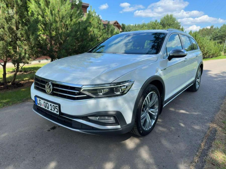 White Volkswagen Passat Alltrack 2020 in Vilnius, with an engine capacity of 1.97 L and mileage of 256 thousand km for 17300 €, photo 4 on AUTOMOTO.COM.LV