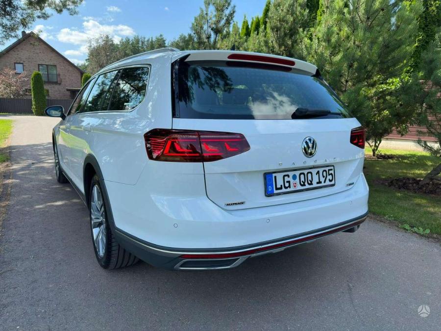 White Volkswagen Passat Alltrack 2020 in Vilnius, with an engine capacity of 1.97 L and mileage of 256 thousand km for 17300 €, photo 5 on AUTOMOTO.COM.LV