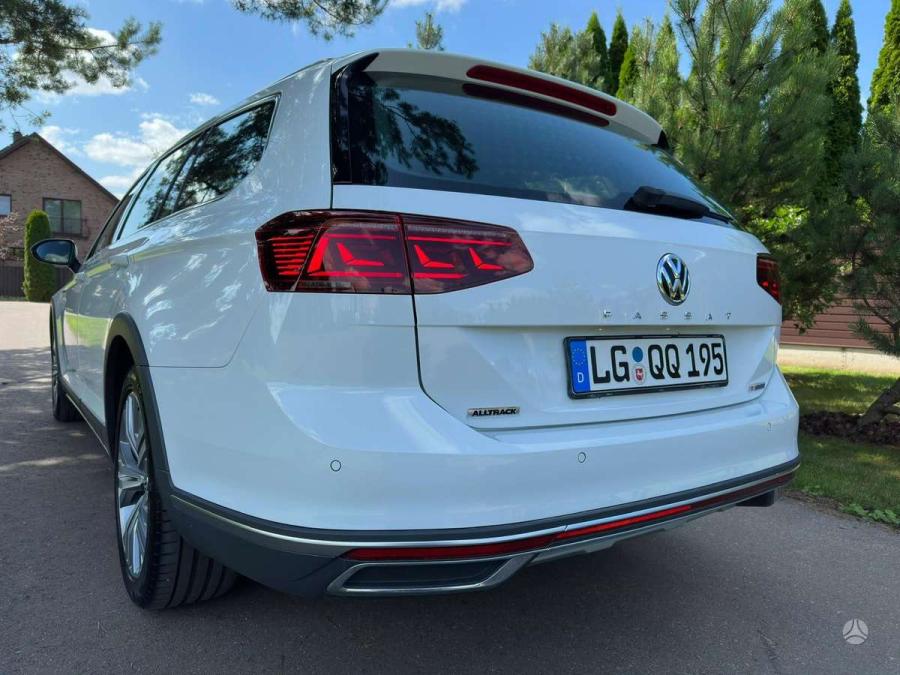 White Volkswagen Passat Alltrack 2020 in Vilnius, with an engine capacity of 1.97 L and mileage of 256 thousand km for 17300 €, photo 6 on AUTOMOTO.COM.LV