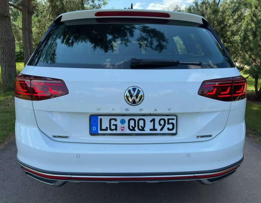 White Volkswagen Passat Alltrack 2020 in Vilnius, with an engine capacity of 1.97 L and mileage of 256 thousand km for 17300 €, photo 10 on AUTOMOTO.COM.LV