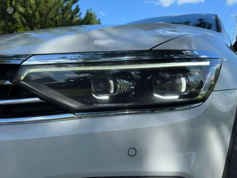 White Volkswagen Passat Alltrack 2020 in Vilnius, with an engine capacity of 1.97 L and mileage of 256 thousand km for 17300 €, photo 16 on AUTOMOTO.COM.LV