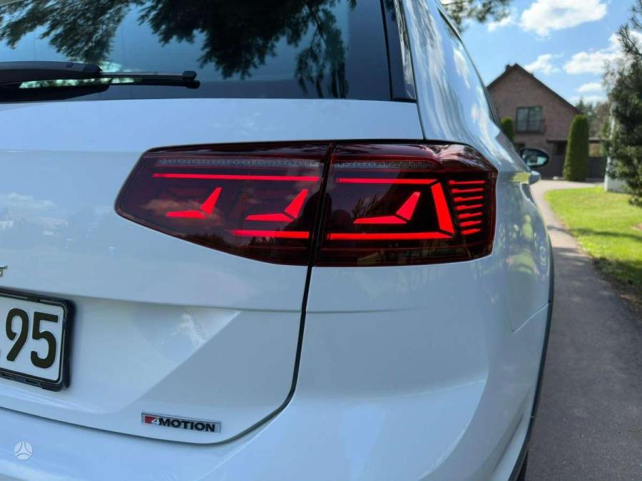 White Volkswagen Passat Alltrack 2020 in Vilnius, with an engine capacity of 1.97 L and mileage of 256 thousand km for 17300 €, photo 17 on AUTOMOTO.COM.LV