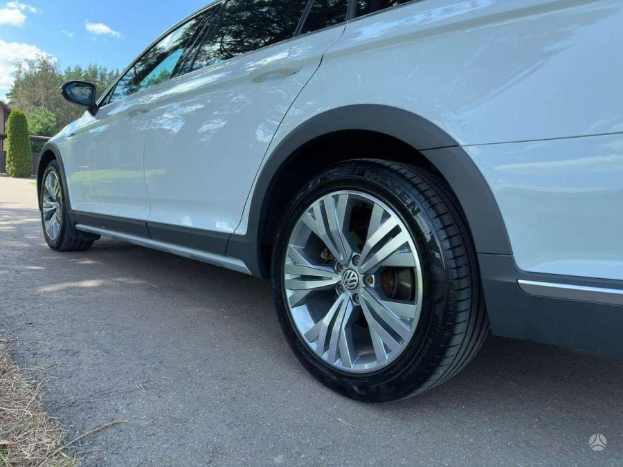 White Volkswagen Passat Alltrack 2020 in Vilnius, with an engine capacity of 1.97 L and mileage of 256 thousand km for 17300 €, photo 19 on AUTOMOTO.COM.LV