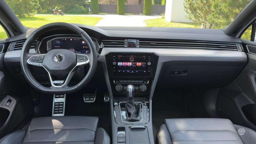 White Volkswagen Passat Alltrack 2020 in Vilnius, with an engine capacity of 1.97 L and mileage of 256 thousand km for 17300 €, photo 21 on AUTOMOTO.COM.LV