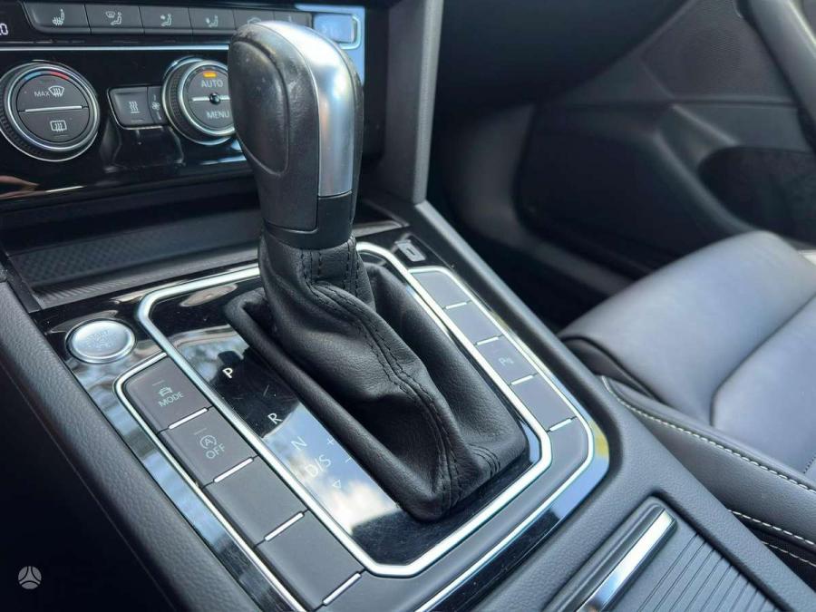 White Volkswagen Passat Alltrack 2020 in Vilnius, with an engine capacity of 1.97 L and mileage of 256 thousand km for 17300 €, photo 29 on AUTOMOTO.COM.LV