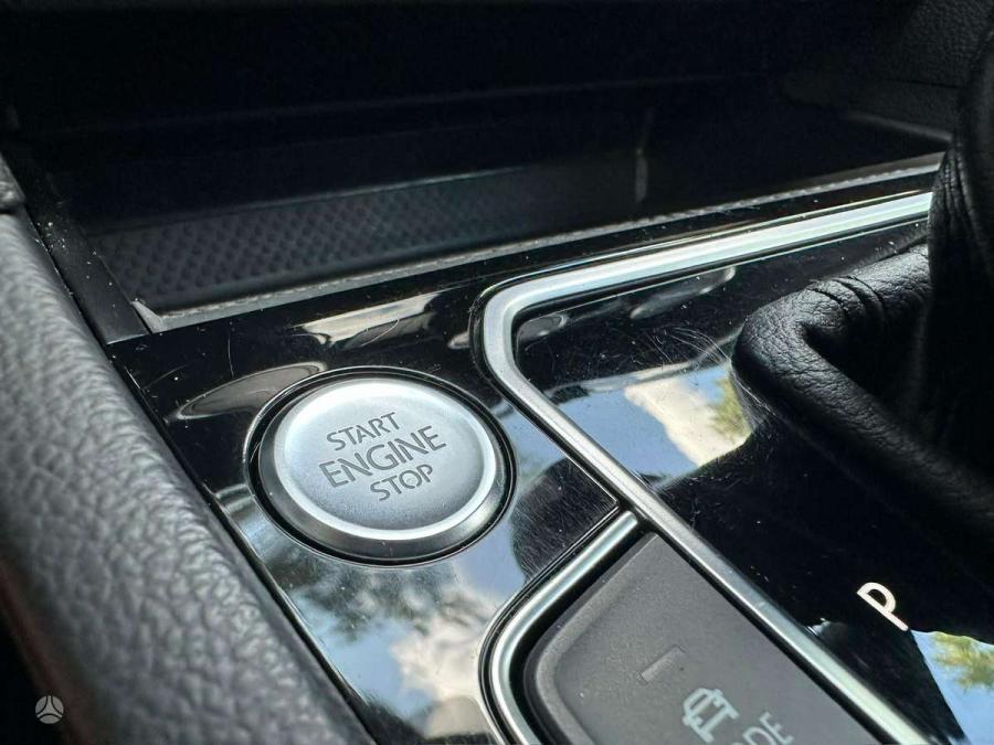White Volkswagen Passat Alltrack 2020 in Vilnius, with an engine capacity of 1.97 L and mileage of 256 thousand km for 17300 €, photo 31 on AUTOMOTO.COM.LV