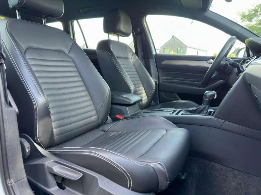 White Volkswagen Passat Alltrack 2020 in Vilnius, with an engine capacity of 1.97 L and mileage of 256 thousand km for 17300 €, photo 33 on AUTOMOTO.COM.LV
