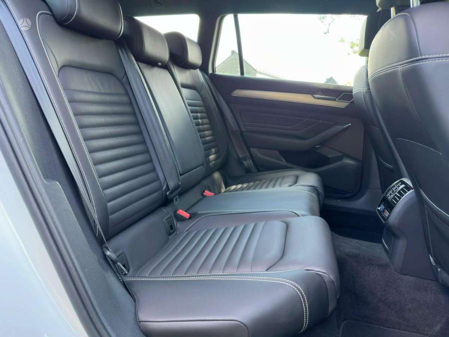 White Volkswagen Passat Alltrack 2020 in Vilnius, with an engine capacity of 1.97 L and mileage of 256 thousand km for 17300 €, photo 35 on AUTOMOTO.COM.LV