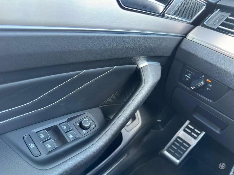 White Volkswagen Passat Alltrack 2020 in Vilnius, with an engine capacity of 1.97 L and mileage of 256 thousand km for 17300 €, photo 39 on AUTOMOTO.COM.LV
