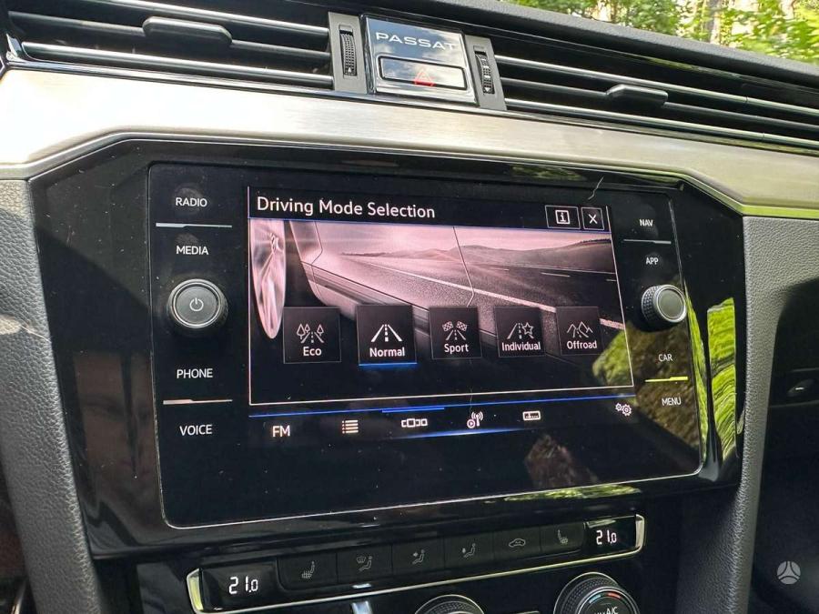 White Volkswagen Passat Alltrack 2020 in Vilnius, with an engine capacity of 1.97 L and mileage of 256 thousand km for 17300 €, photo 48 on AUTOMOTO.COM.LV