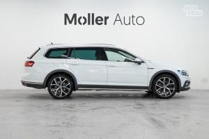 White Volkswagen Passat Alltrack 2022 in Vilnius, with an engine capacity of 2.00 L and mileage of 136 thousand km for 28000 €, photo 4 on AUTOMOTO.COM.LV