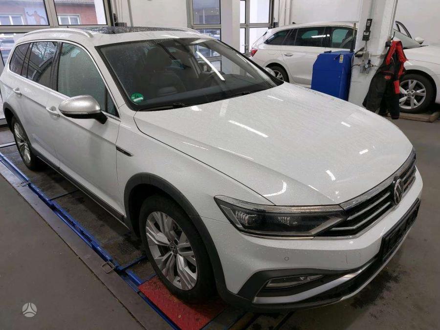 White Volkswagen Passat Alltrack 2023 in Vilnius, with an engine capacity of 1.97 L and mileage of 146 thousand km for 28350 €, photo 2 on AUTOMOTO.COM.LV