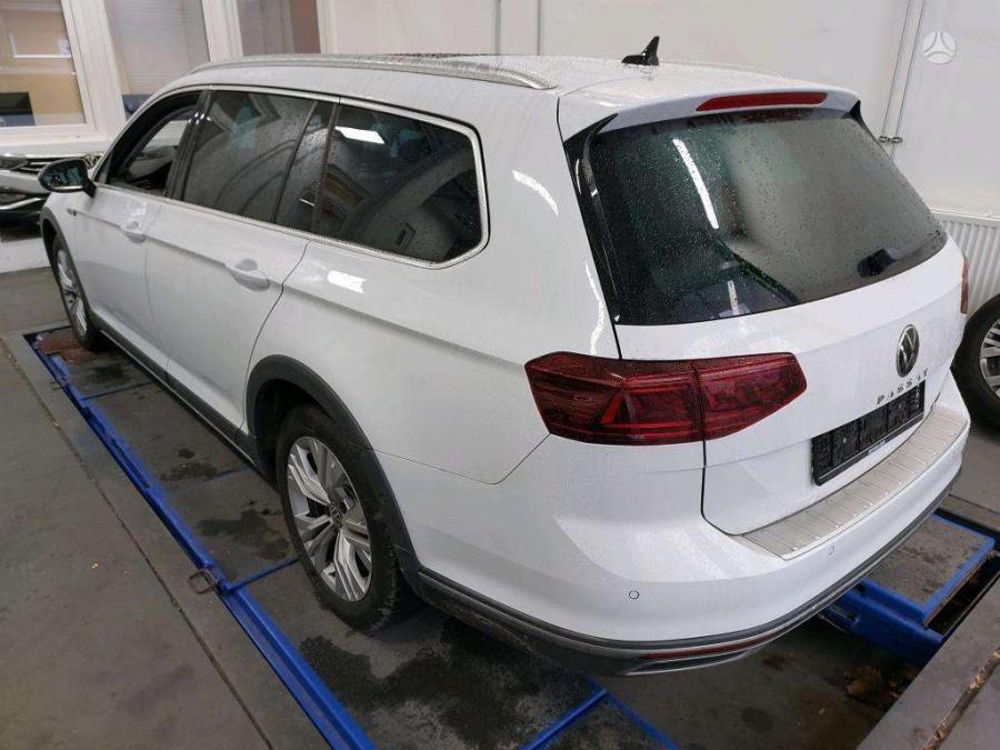 White Volkswagen Passat Alltrack 2023 in Vilnius, with an engine capacity of 1.97 L and mileage of 146 thousand km for 28350 €, photo 3 on AUTOMOTO.COM.LV