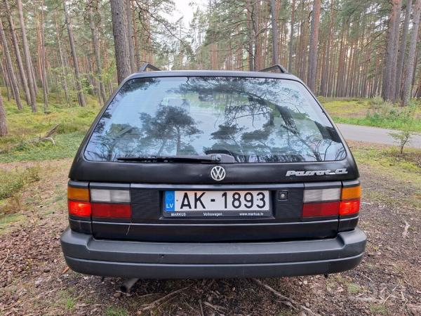 Black Volkswagen passat-b3 1989 in Riga, with an engine capacity of 1.80 L and mileage of 345 thousand km for 950 €, photo 3 on AUTOMOTO.COM.LV