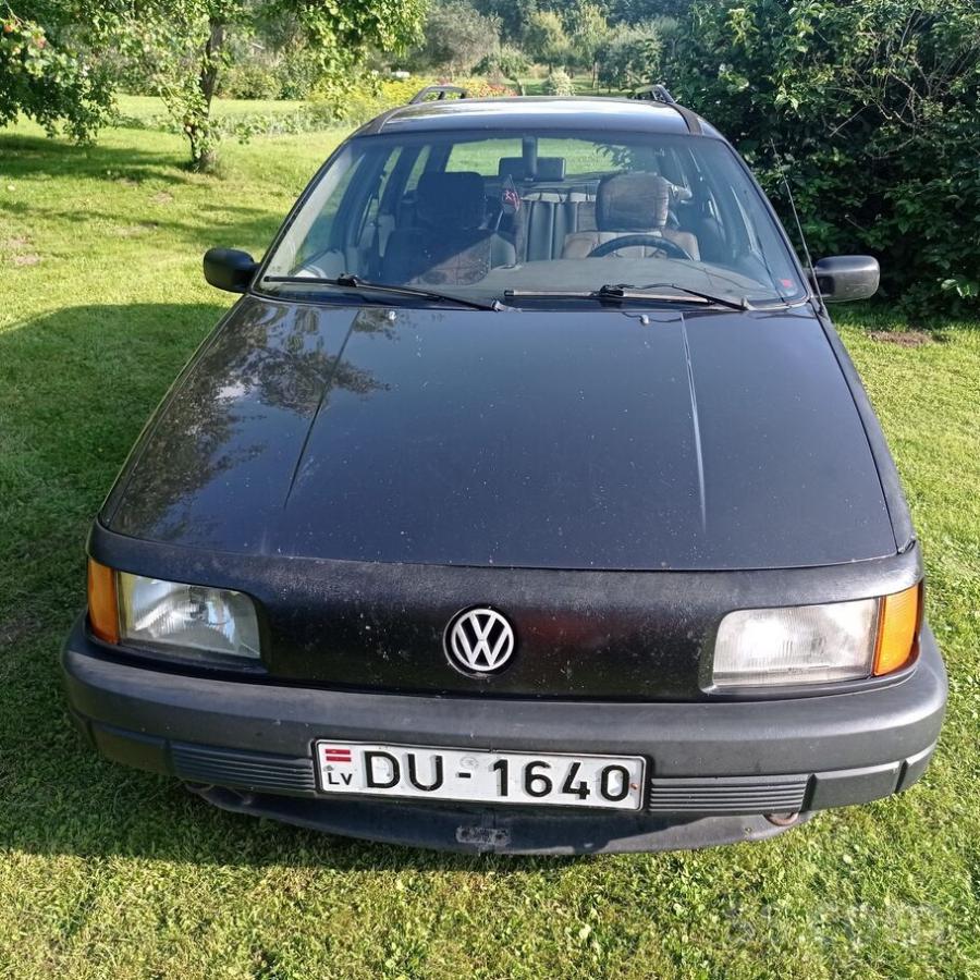 Black Volkswagen Passat B3 1989 in Tukums, with an engine capacity of 1.80 L and mileage of 289 thousand km for 350 €, photo 3 on AUTOMOTO.COM.LV