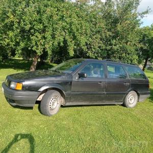 Black Volkswagen Passat B3 1989 in Tukums, with an engine capacity of 1.80 L and mileage of 289 thousand km for 350 €, photo 4 on AUTOMOTO.COM.LV