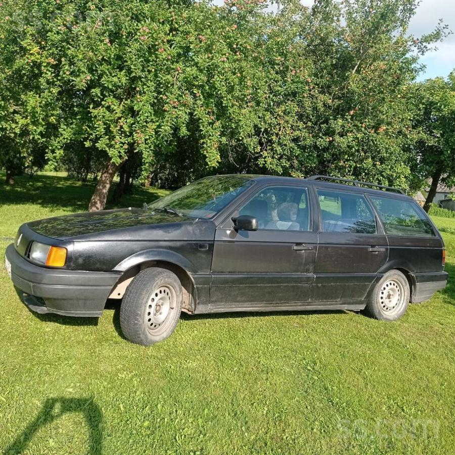 Black Volkswagen Passat B3 1989 in Tukums, with an engine capacity of 1.80 L and mileage of 289 thousand km for 350 €, photo 4 on AUTOMOTO.COM.LV