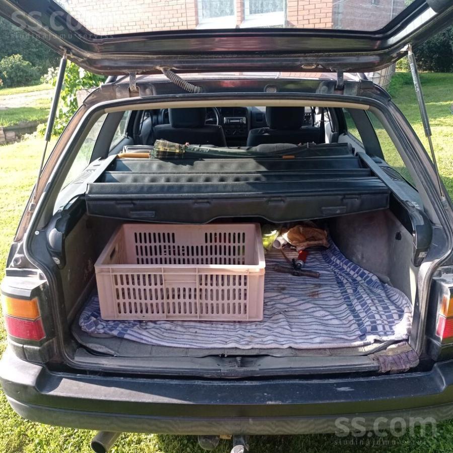 Black Volkswagen Passat B3 1989 in Tukums, with an engine capacity of 1.80 L and mileage of 289 thousand km for 350 €, photo 5 on AUTOMOTO.COM.LV