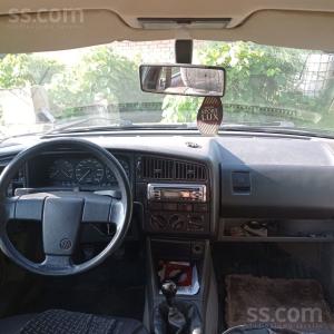 Black Volkswagen Passat B3 1989 in Tukums, with an engine capacity of 1.80 L and mileage of 289 thousand km for 350 €, photo 6 on AUTOMOTO.COM.LV