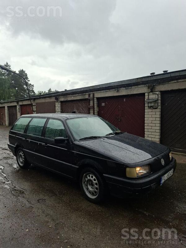 Melns Volkswagen passat-b3 1991 Rīga, ar dzinēja tilpumu 2.00 L un nobraukumu 224 tūkst. km par 1999 €, foto 1 vietnē AUTOMOTO.COM.LV